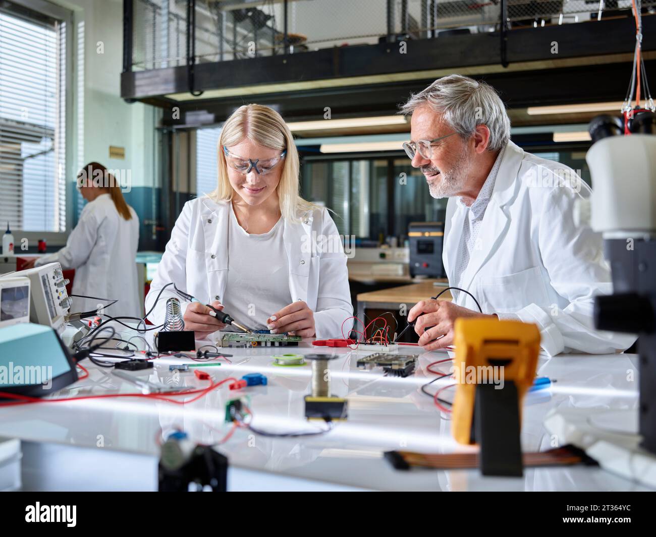 Female professor with board hi-res stock photography and images - Alamy