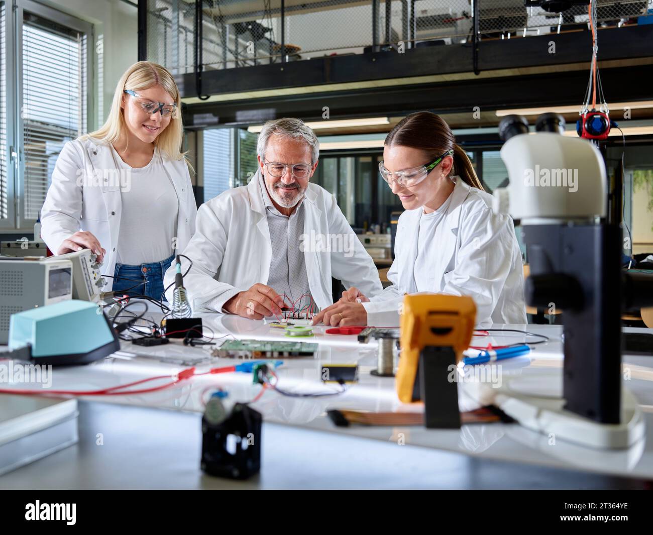 Professor discussion group hi-res stock photography and images - Alamy