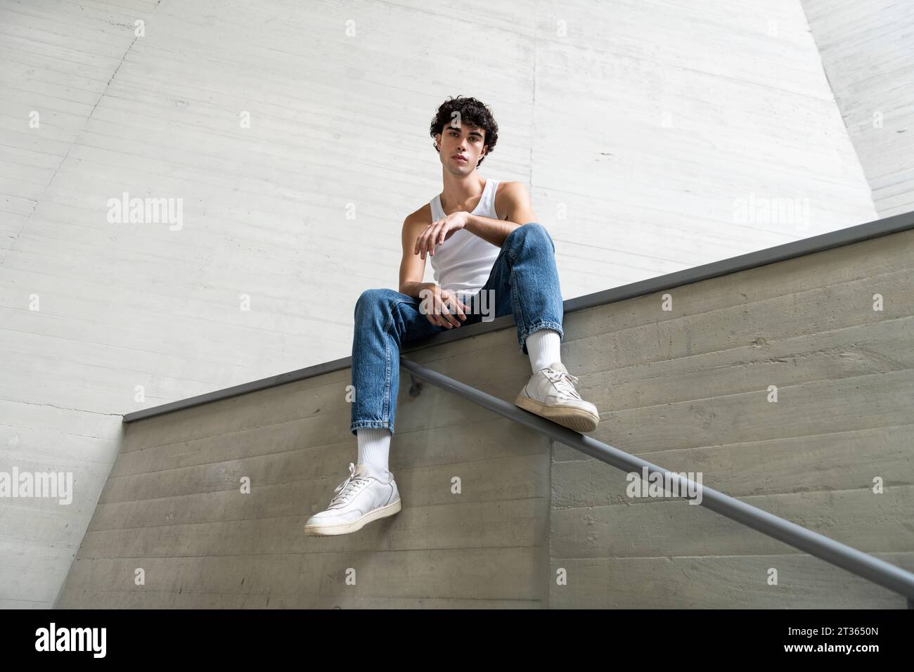 Man sitting wall hi-res stock photography and images - Alamy