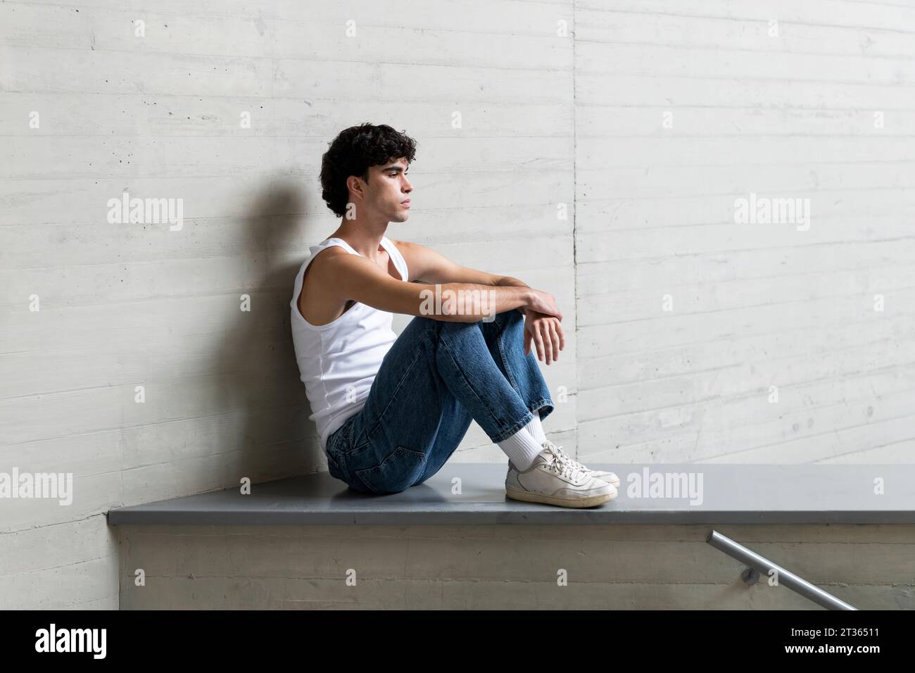 Man sitting wall hi-res stock photography and images - Alamy