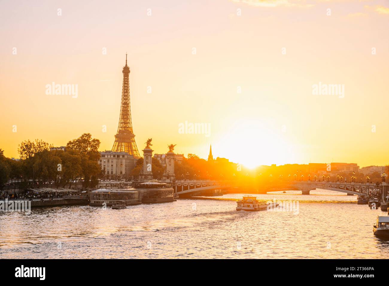 France, Ile-De-France, Paris, Seine river at sunset with Eiffel Tower ...