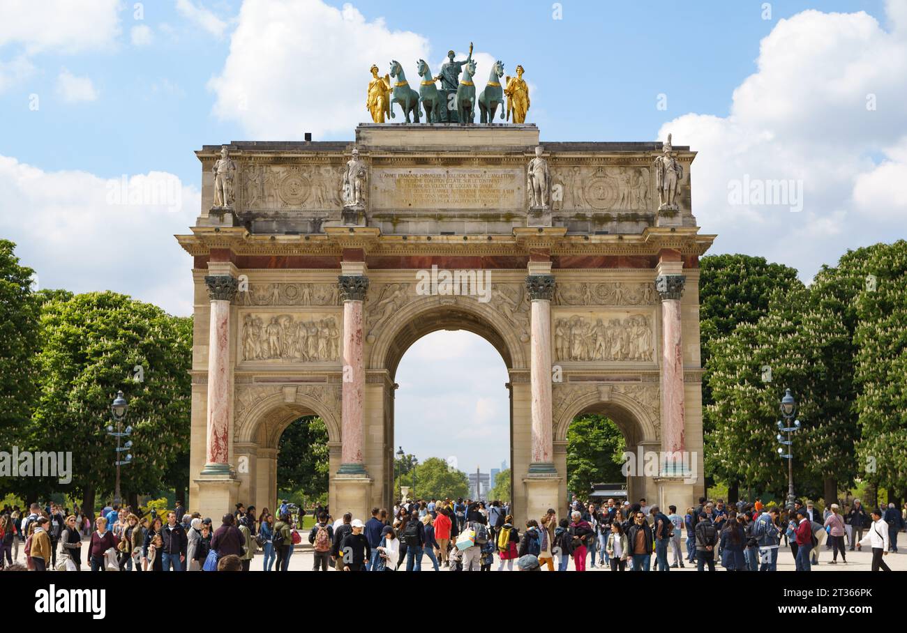 Large group of tourists near Triumphal Arch of the Carousel (French ...
