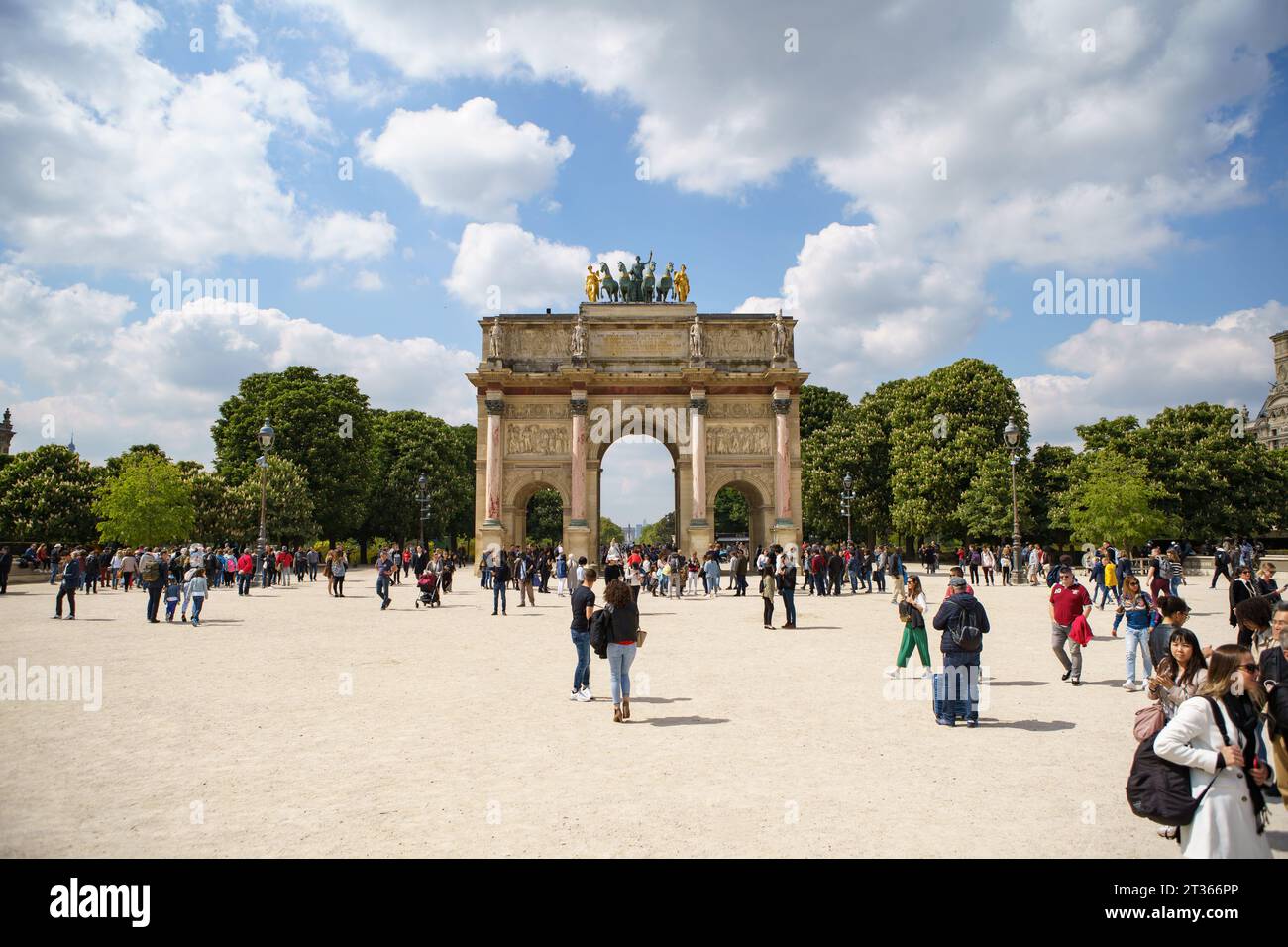 Tourist taking photos of Triumphal Arch of the Carousel (French: Arc de ...