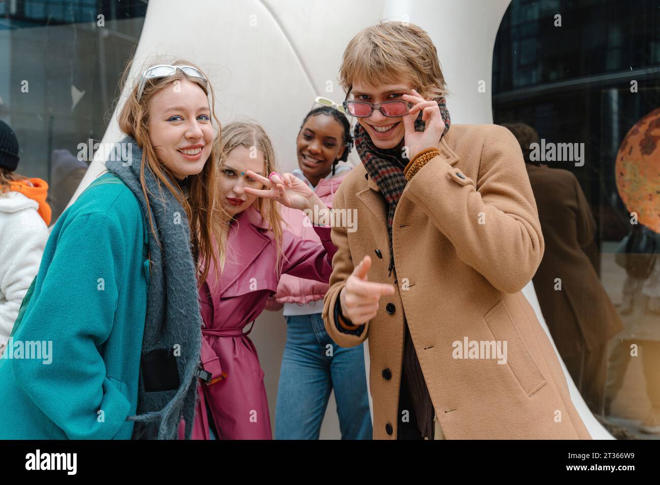 Modern friends hi-res stock photography and images - Alamy