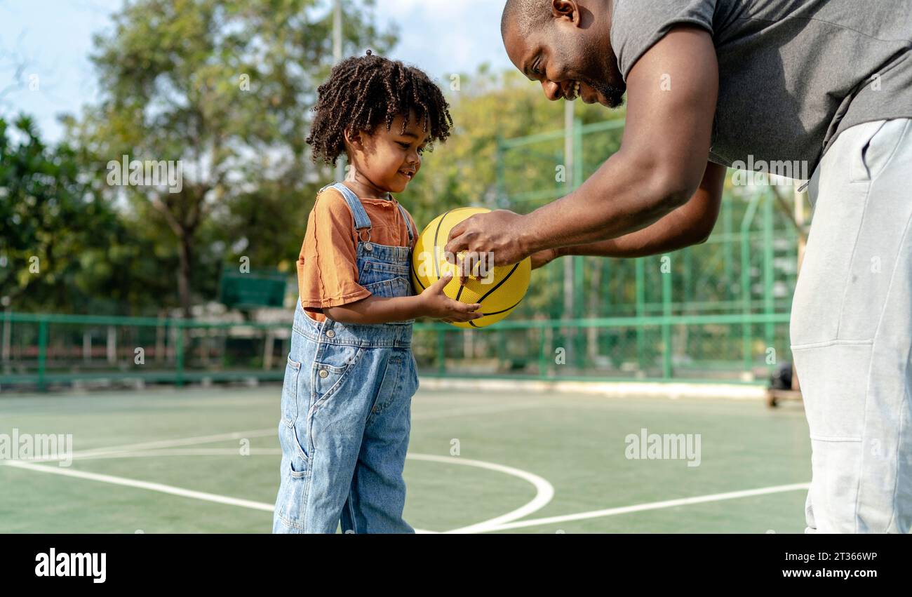 Father son basketball on court hi-res stock photography and images - Alamy