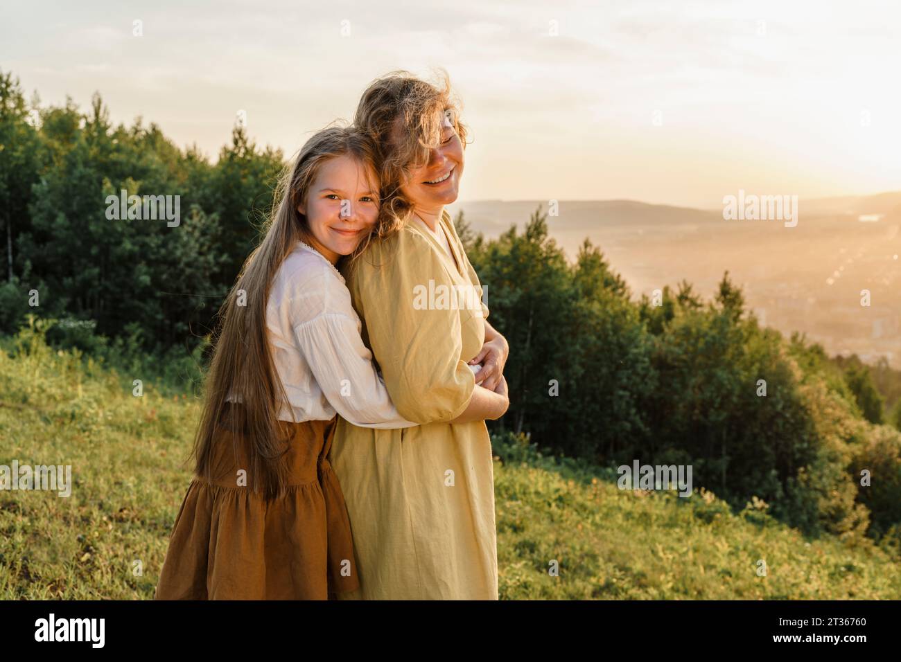 Child mother father hugging hi-res stock photography and images - Alamy
