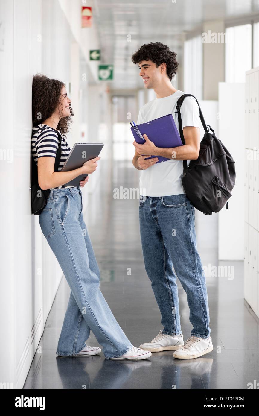 Two friends talking high school hi-res stock photography and images - Alamy