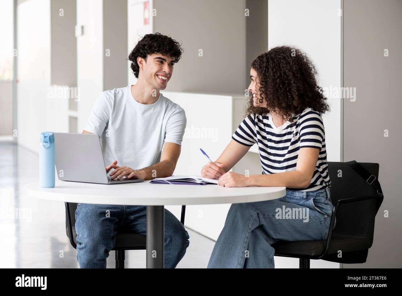 Students on round table hi-res stock photography and images - Alamy