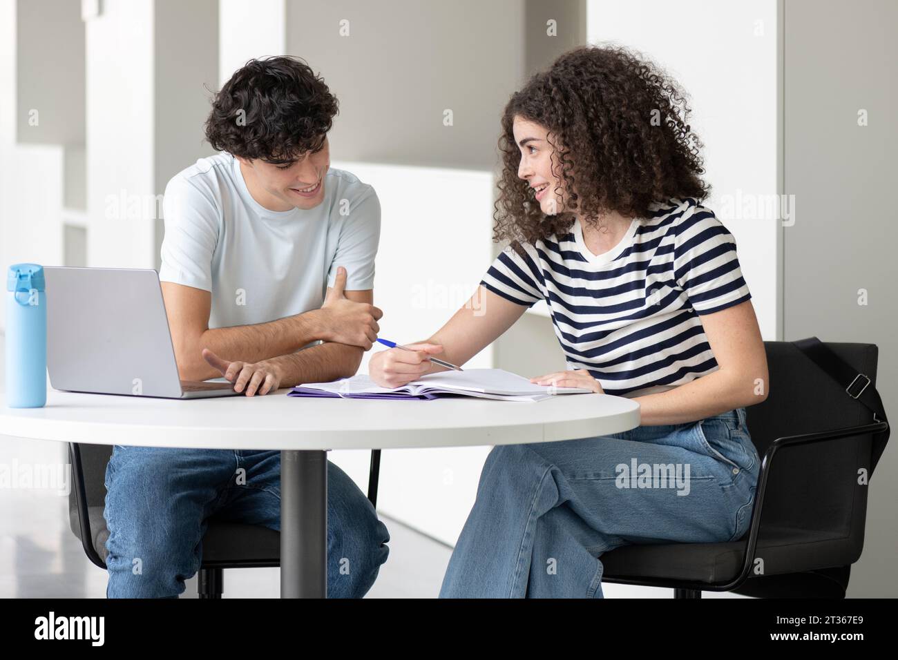 Explaining friends hi-res stock photography and images - Alamy