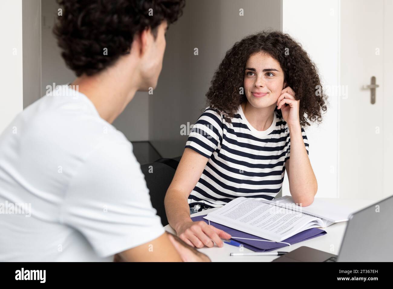 Students table hi-res stock photography and images - Alamy
