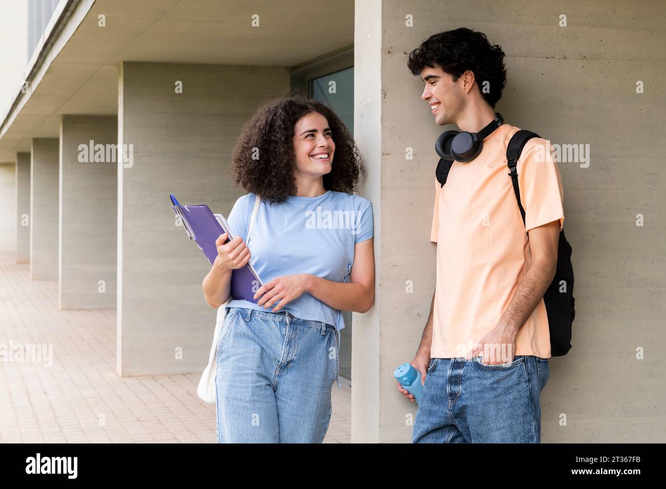 Happy students university campus hi-res stock photography and images ...