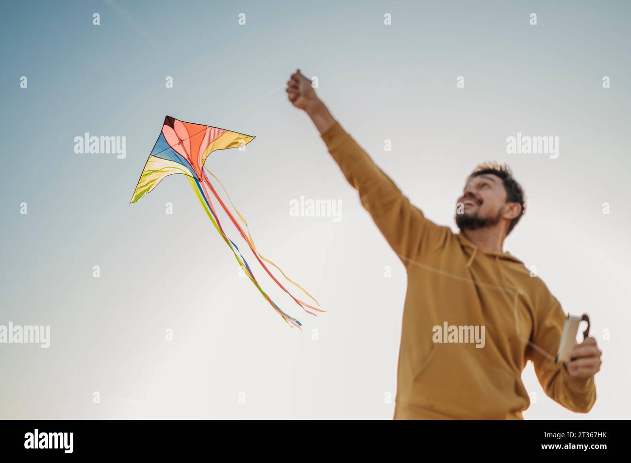 Man flying kite hi-res stock photography and images - Alamy