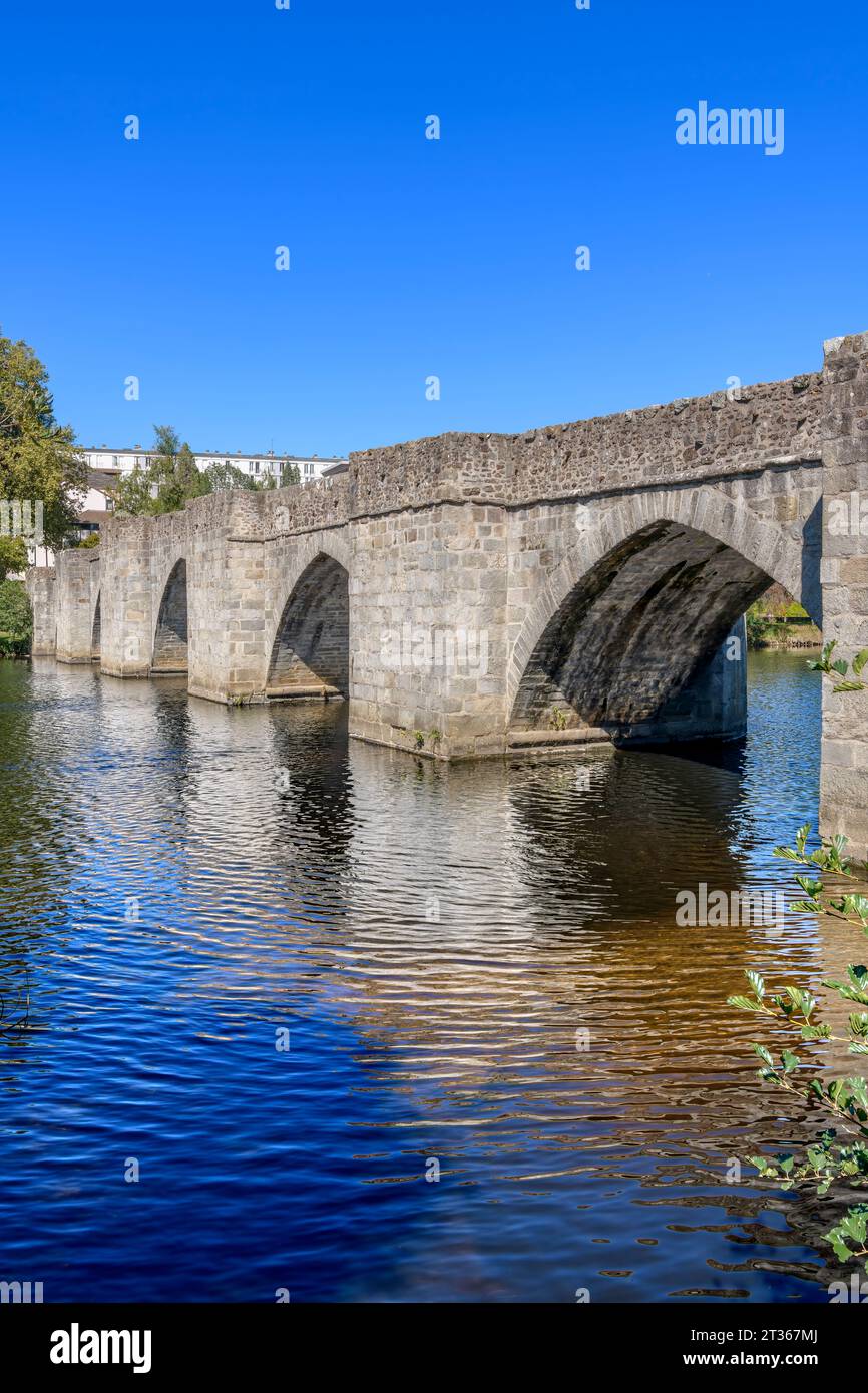 Pont Saint-Étienne in Limoges, France. Links the halves of the city ...