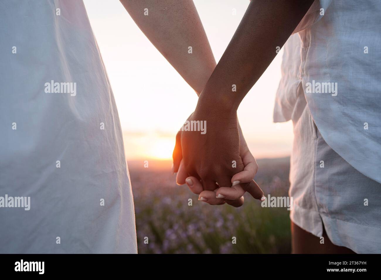 Holding hands sunset hi-res stock photography and images - Alamy