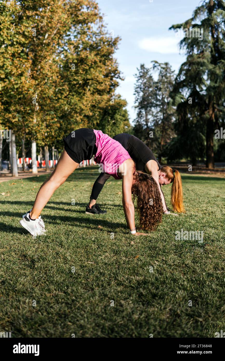 Women sport grass hi-res stock photography and images - Alamy