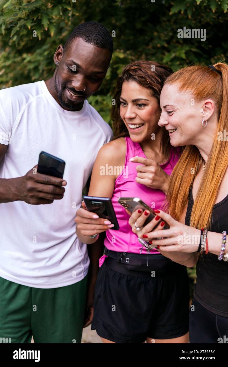 Smart phones and group hi-res stock photography and images - Alamy