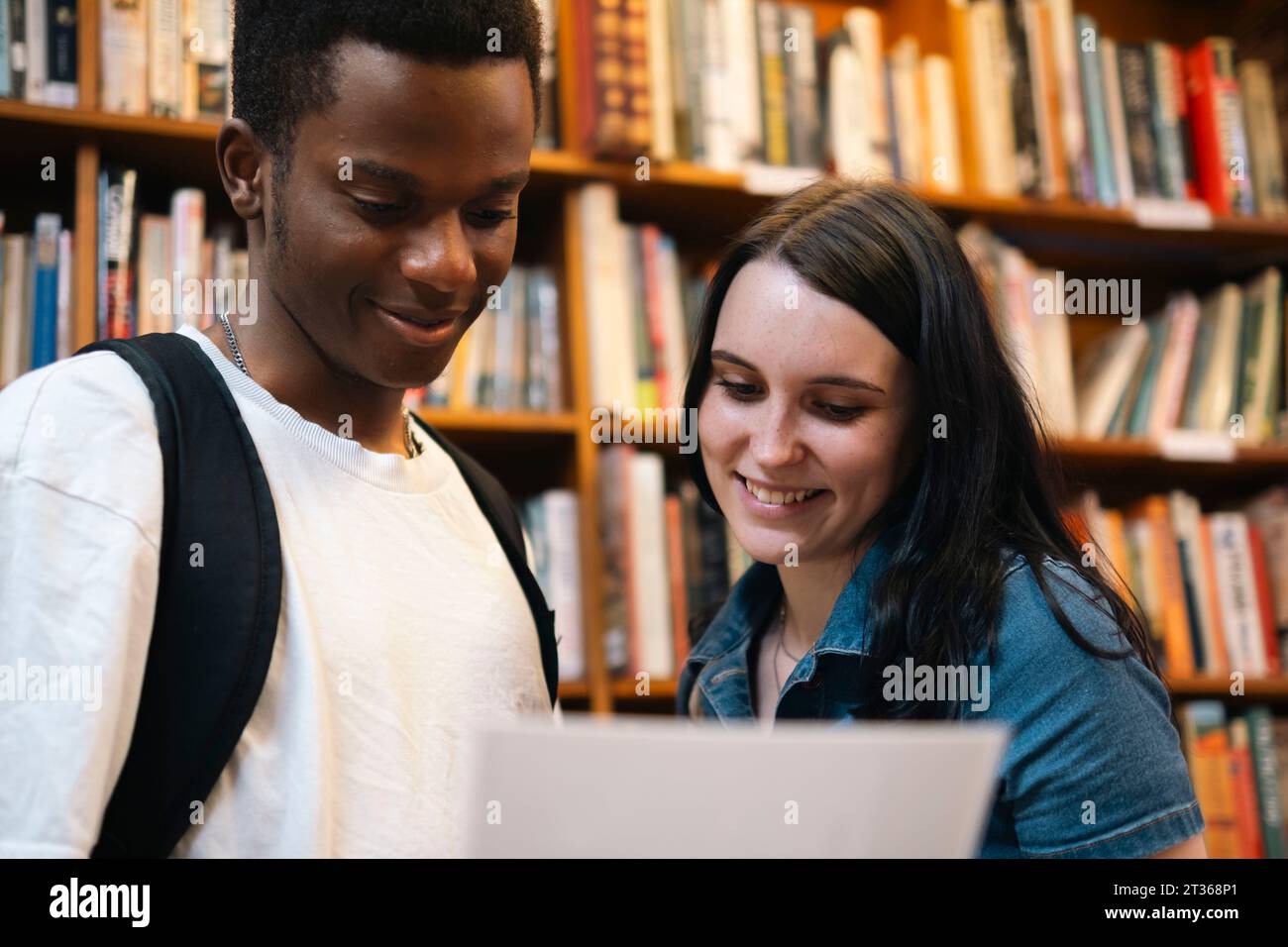African woman in library reading hi-res stock photography and images ...