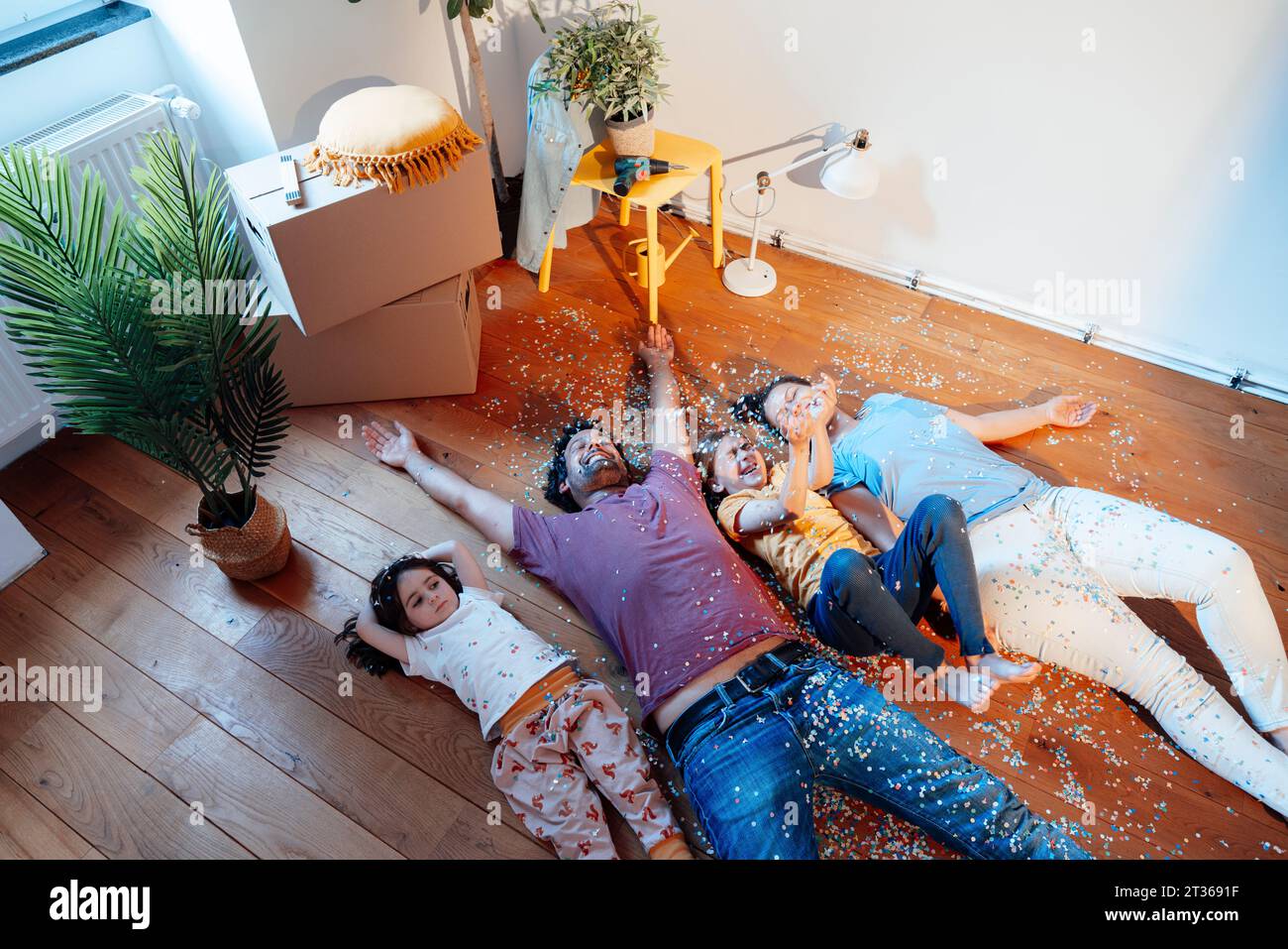 Family fun building home hi-res stock photography and images - Alamy