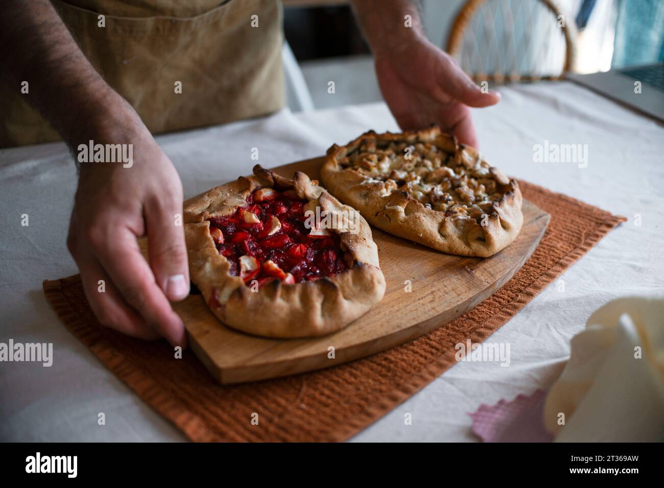Man setting dining table hi-res stock photography and images - Alamy