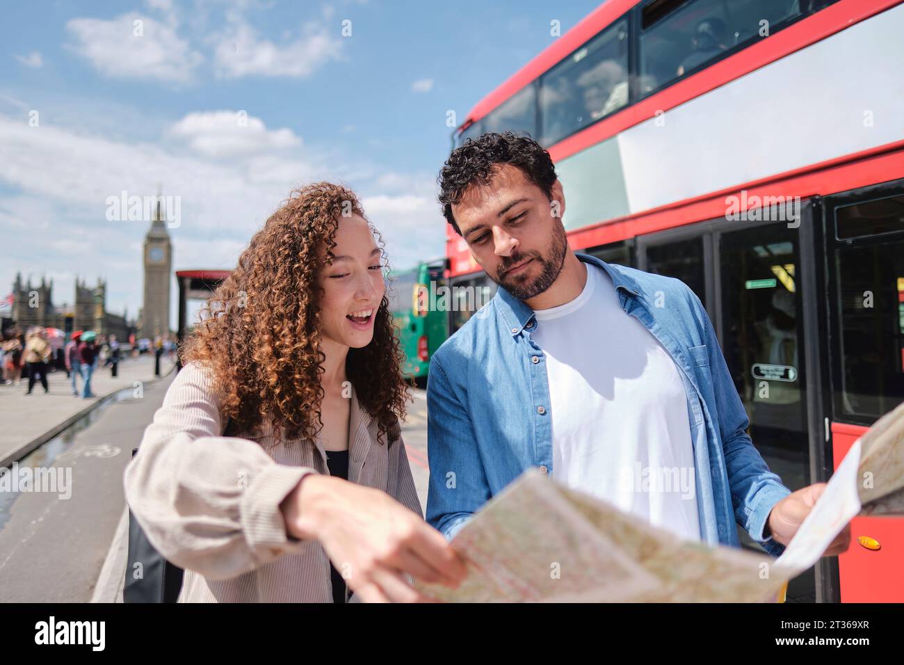 Reading street map hi-res stock photography and images - Alamy