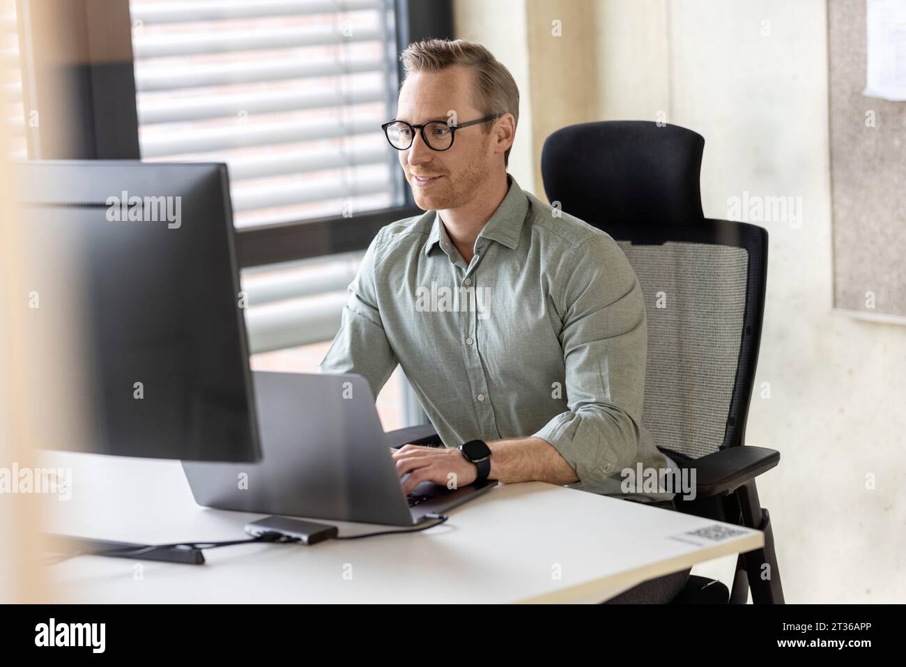 Man working laptop on desktop hi-res stock photography and images - Alamy