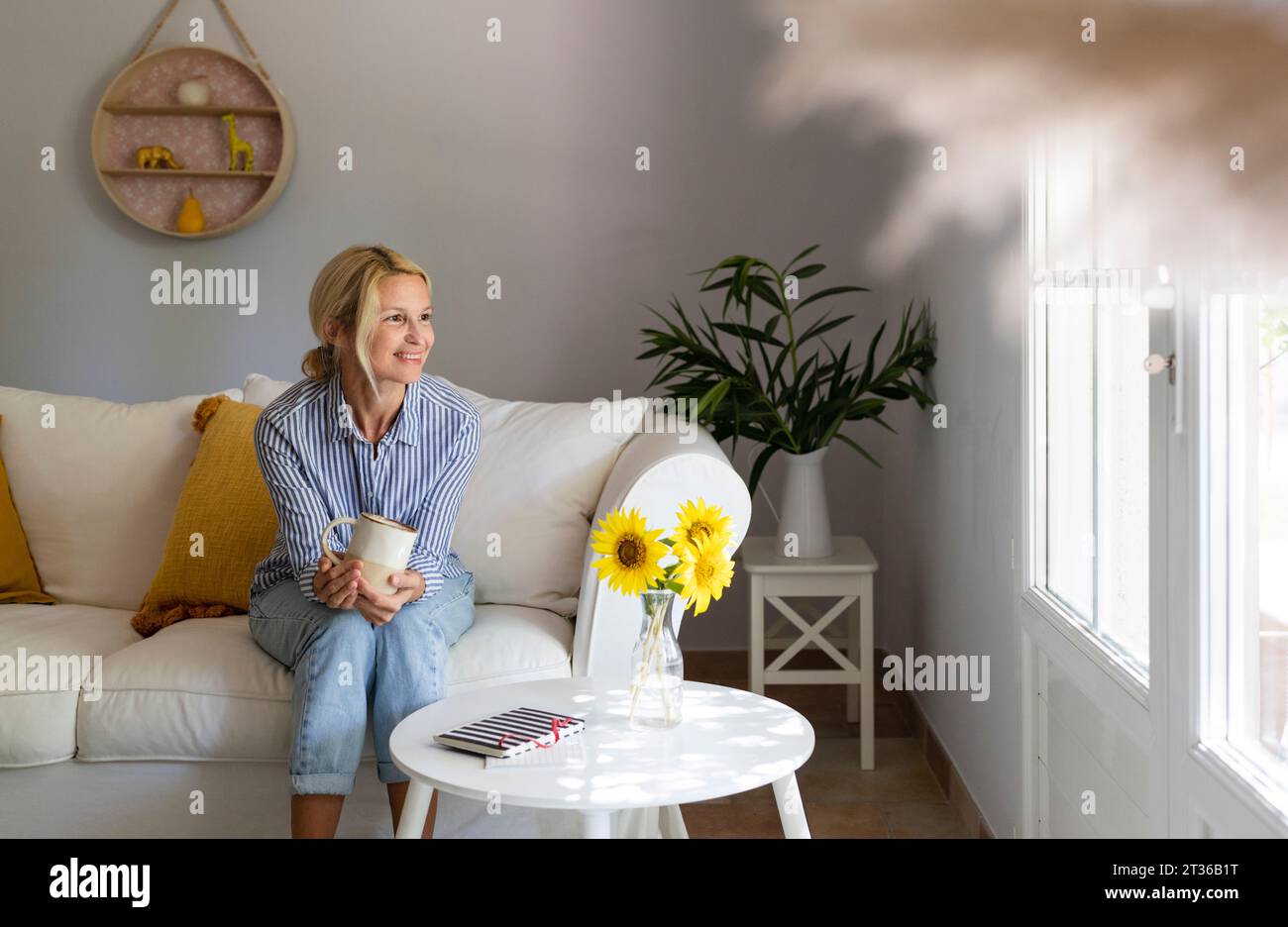 Looking thorough window hi-res stock photography and images - Alamy