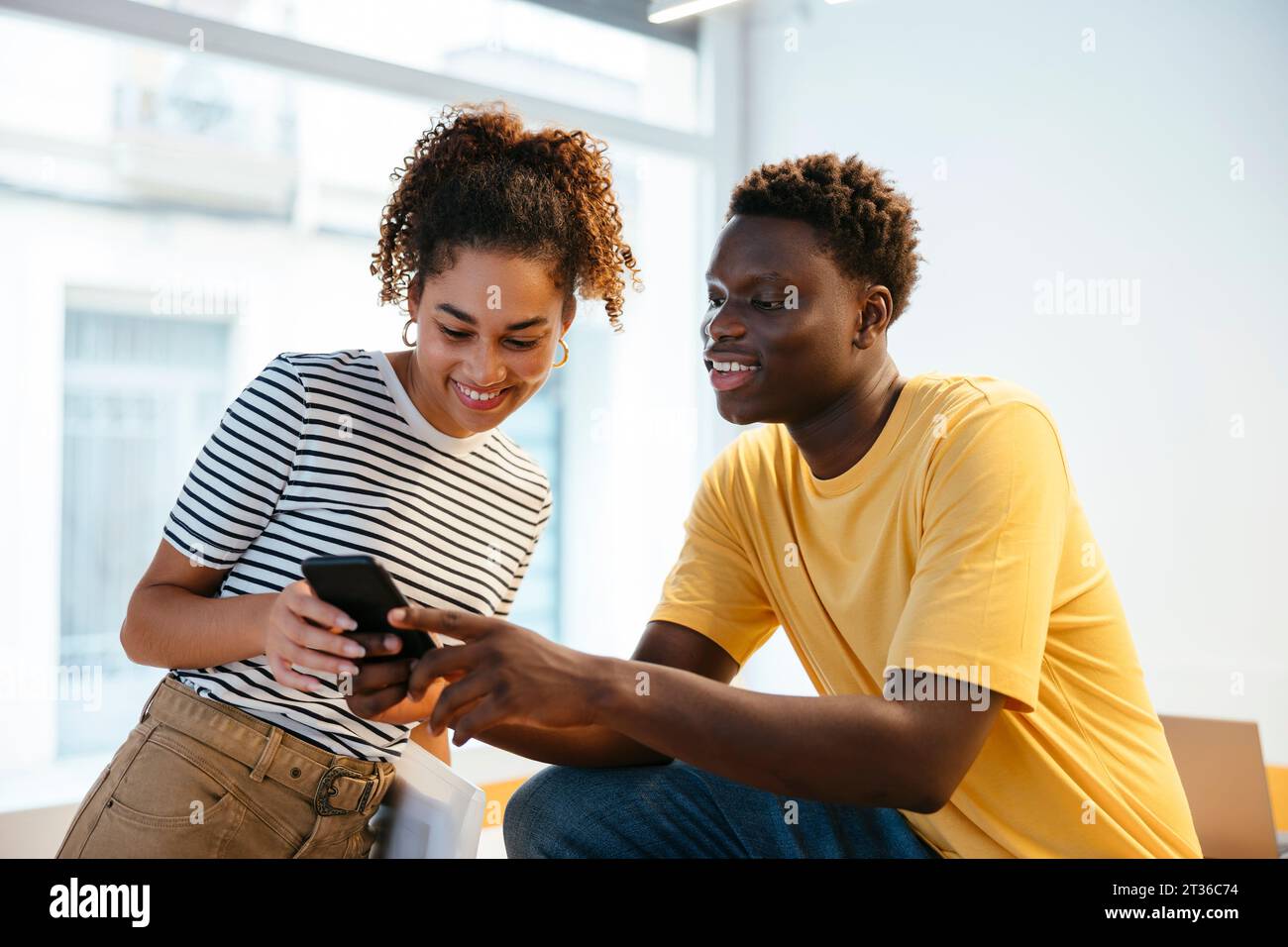 Smiling students hi-res stock photography and images - Alamy