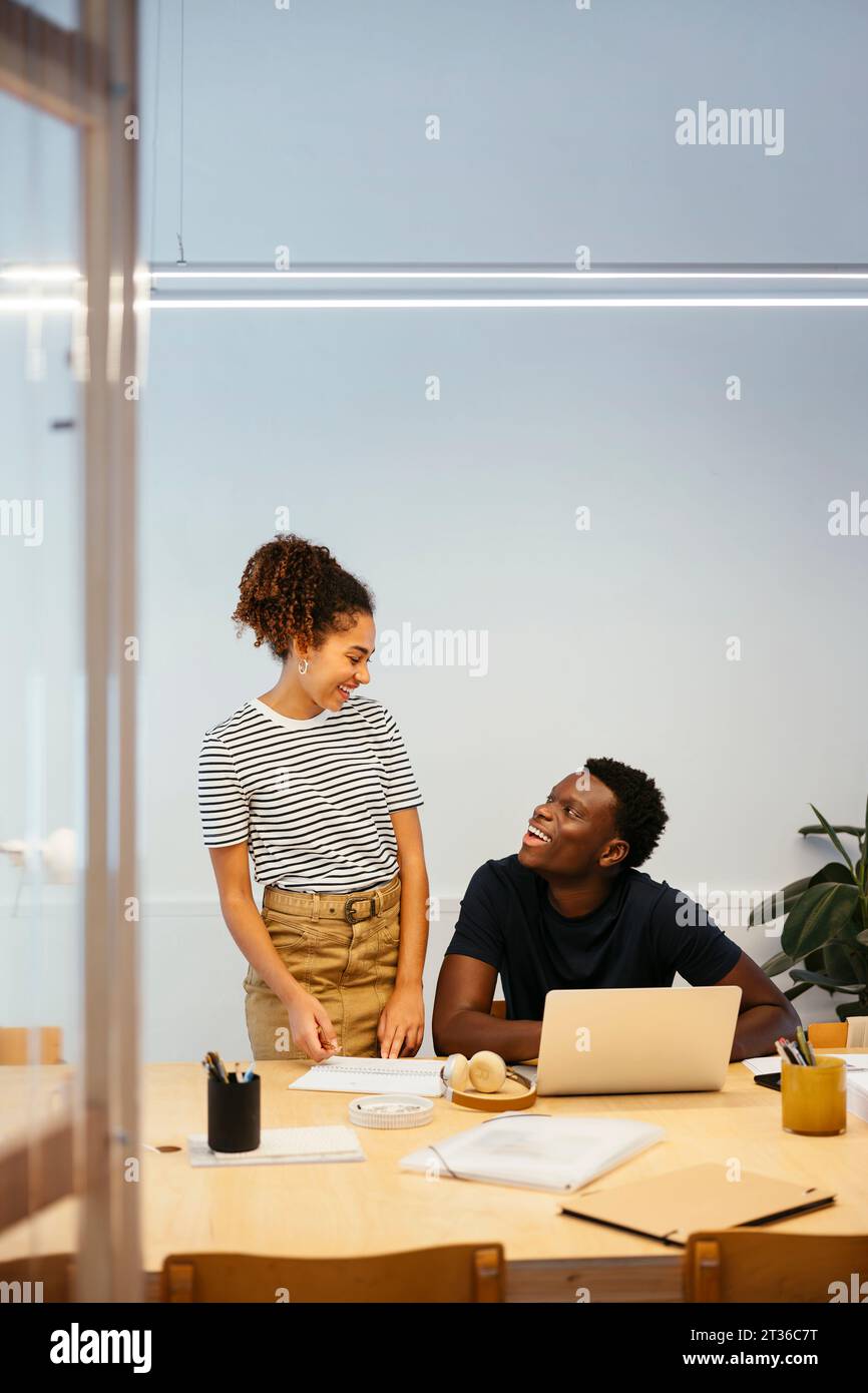 University classroom discussion hi-res stock photography and images - Alamy