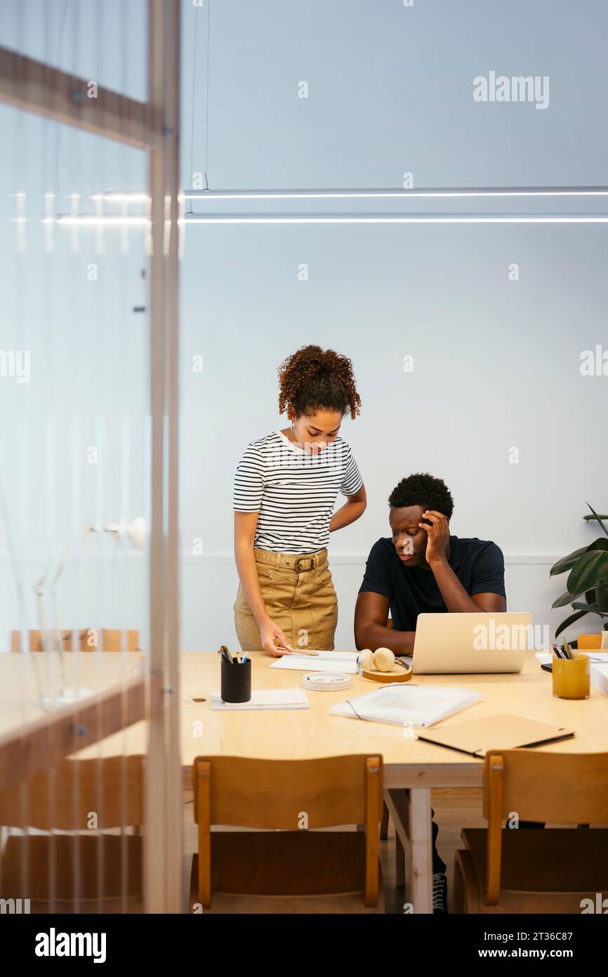 Two students talking together hi-res stock photography and images - Alamy