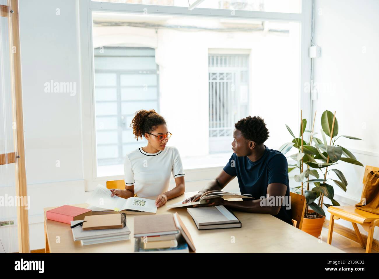 Library students table hi-res stock photography and images - Alamy