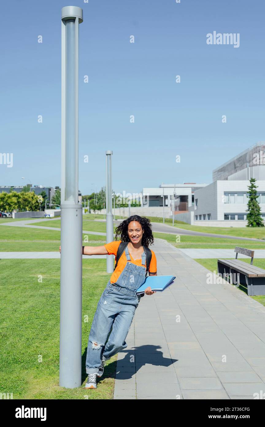 Sunny exterior view campus university hi-res stock photography and ...