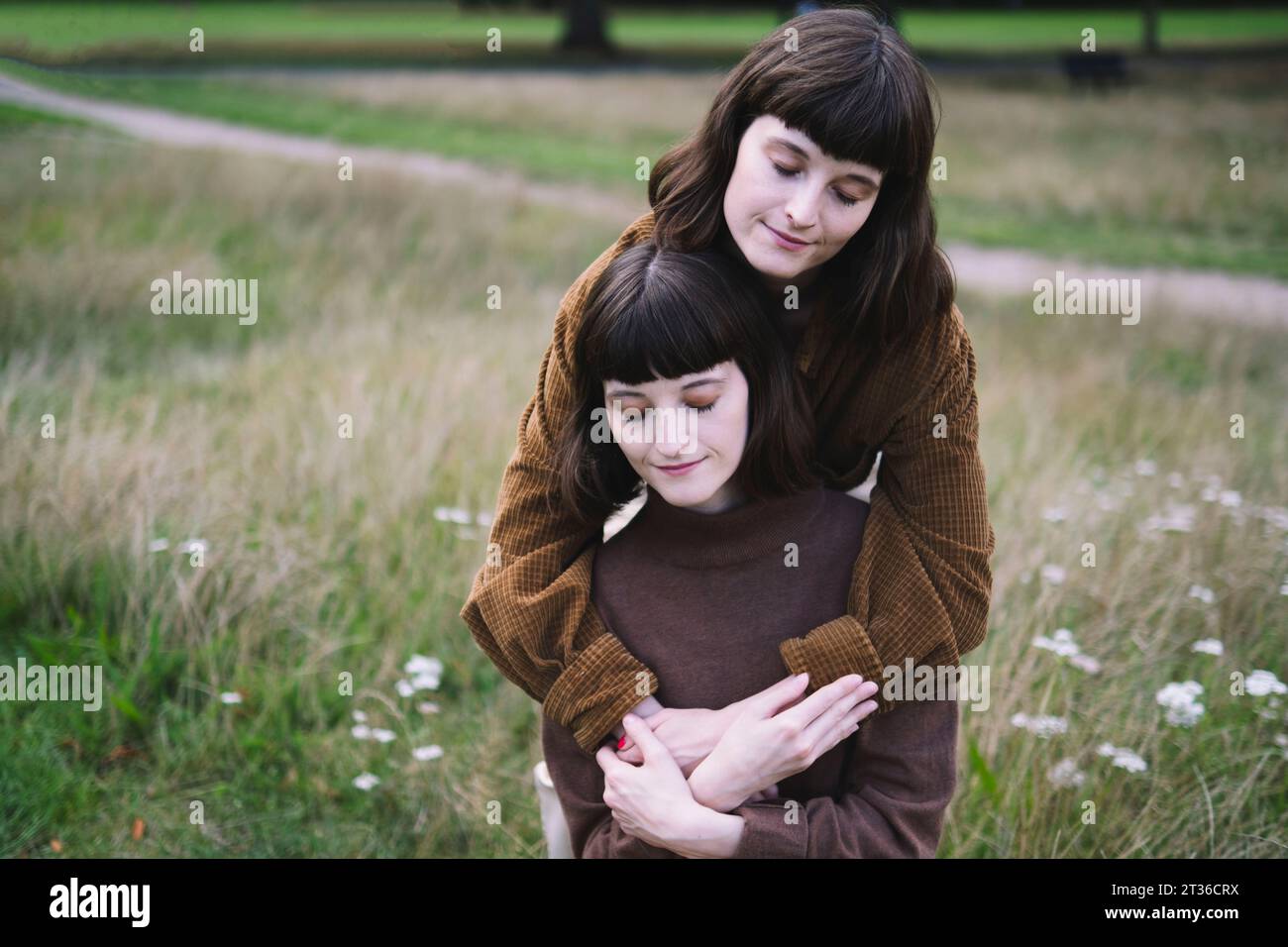 Twin sisters hugging hi-res stock photography and images - Alamy