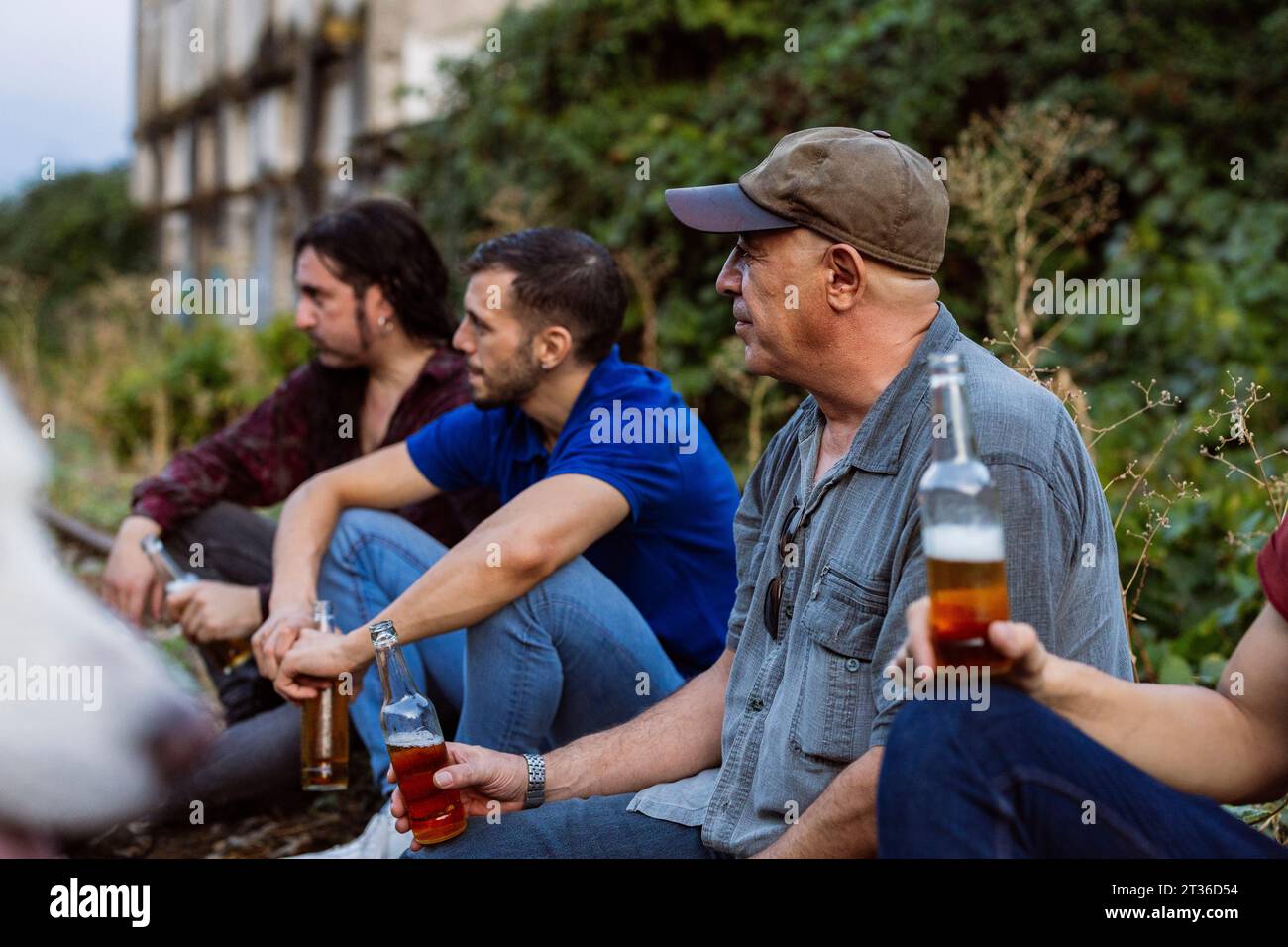 Group young people beer bottles hi-res stock photography and images - Alamy