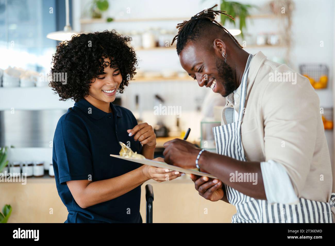 Signing paper hi-res stock photography and images - Alamy