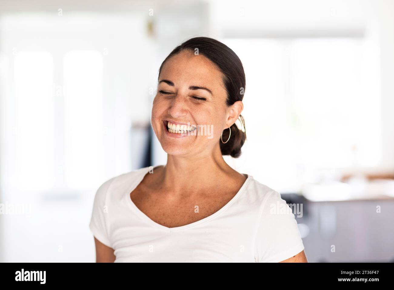 Woman wearing white t shirt hi-res stock photography and images - Alamy