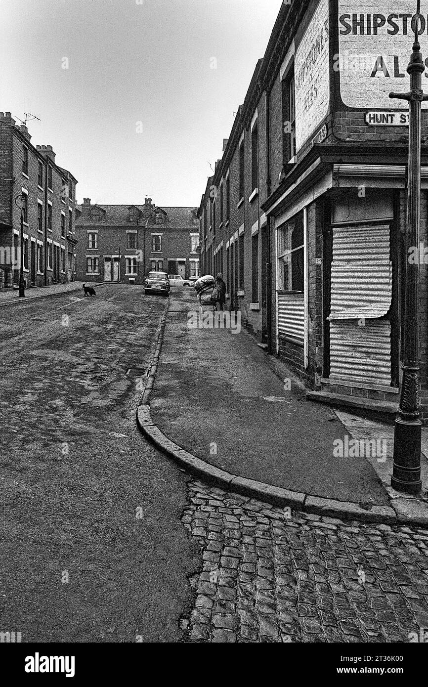 Shuttered up shop on the corner of Flewitt Street and Hunt Street ...