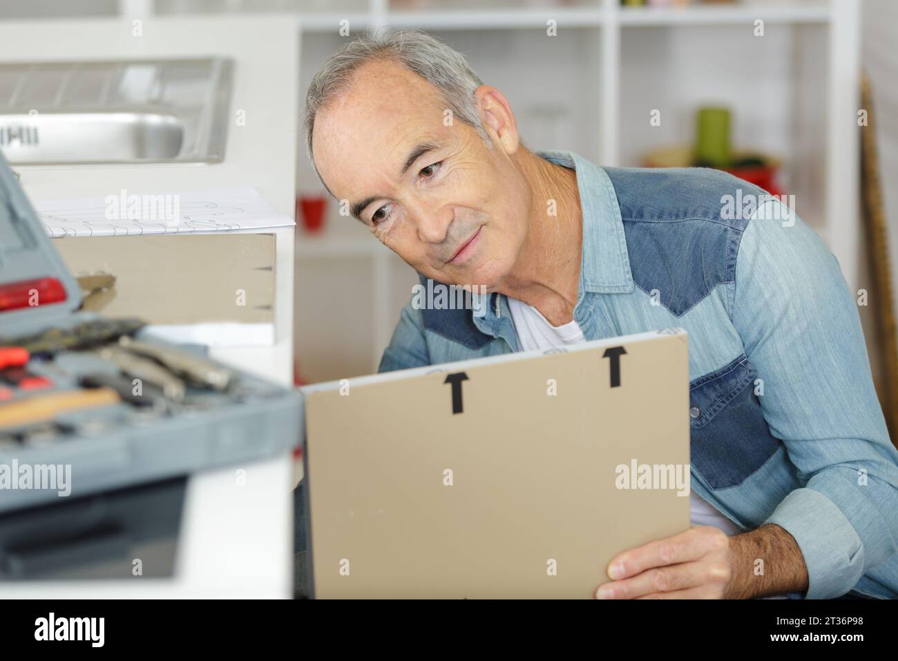 Man fixing computer interior hi-res stock photography and images - Alamy