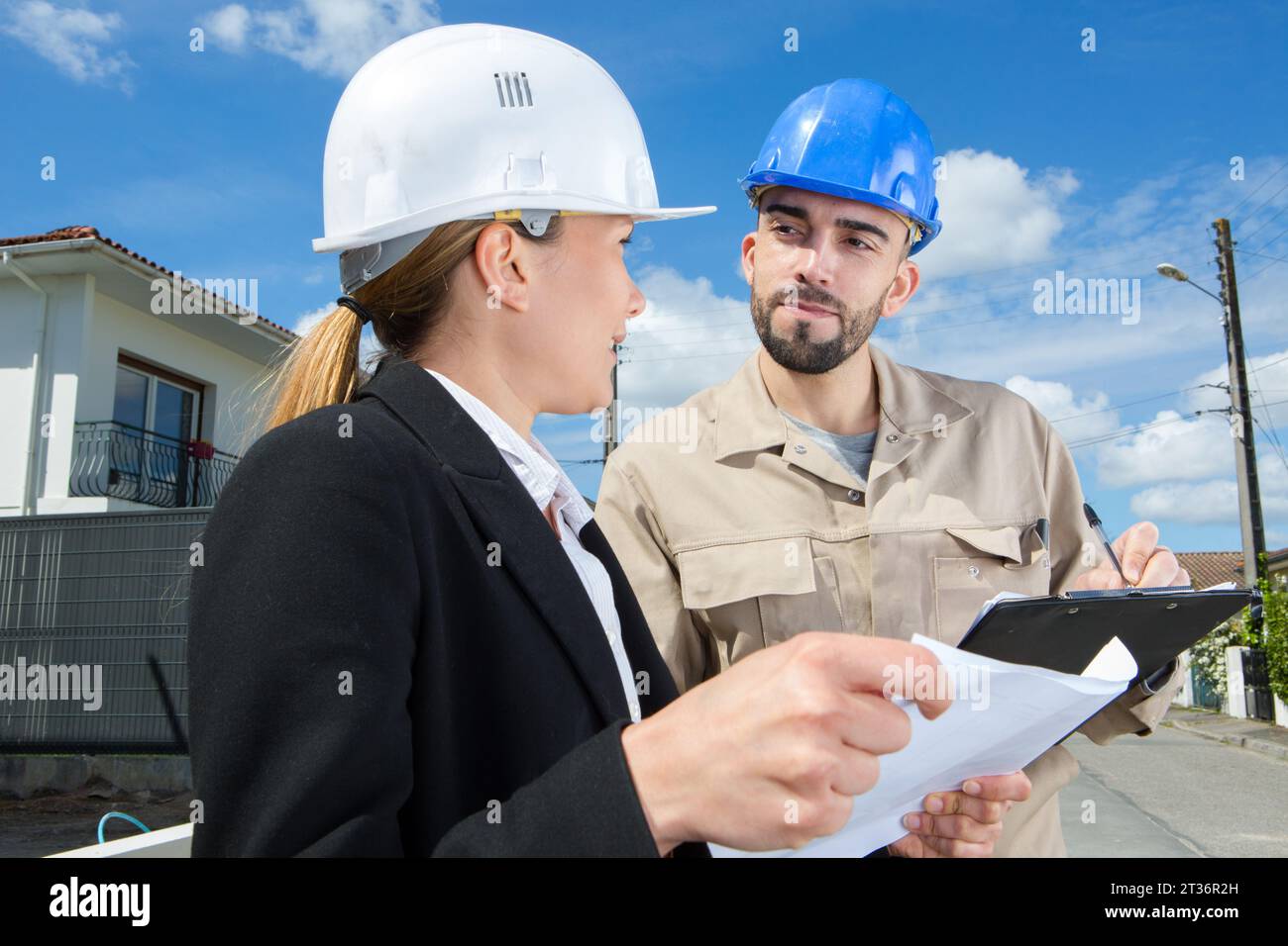 portrait of engineer woman talking to builder Stock Photo - Alamy