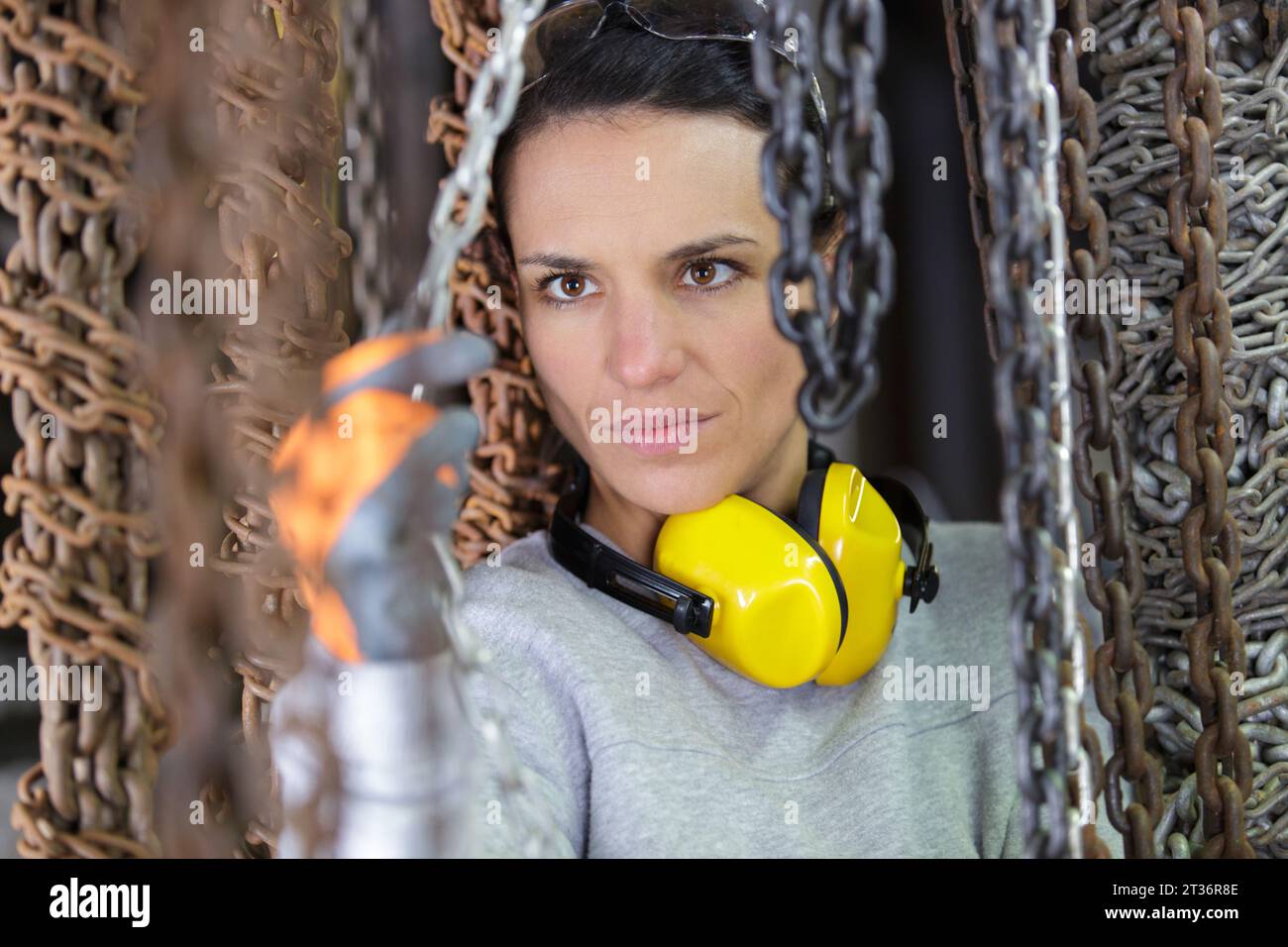 Crane chain hoist worker hi-res stock photography and images - Alamy