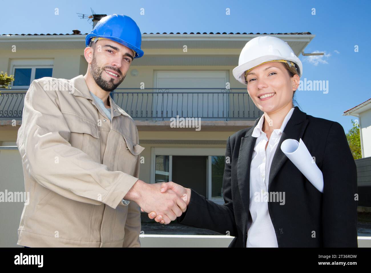 Female construction shake hands hi-res stock photography and images - Alamy