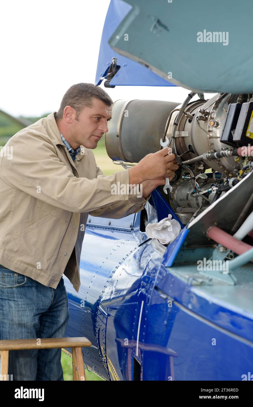 pilot doing pre flight inspection Stock Photo - Alamy