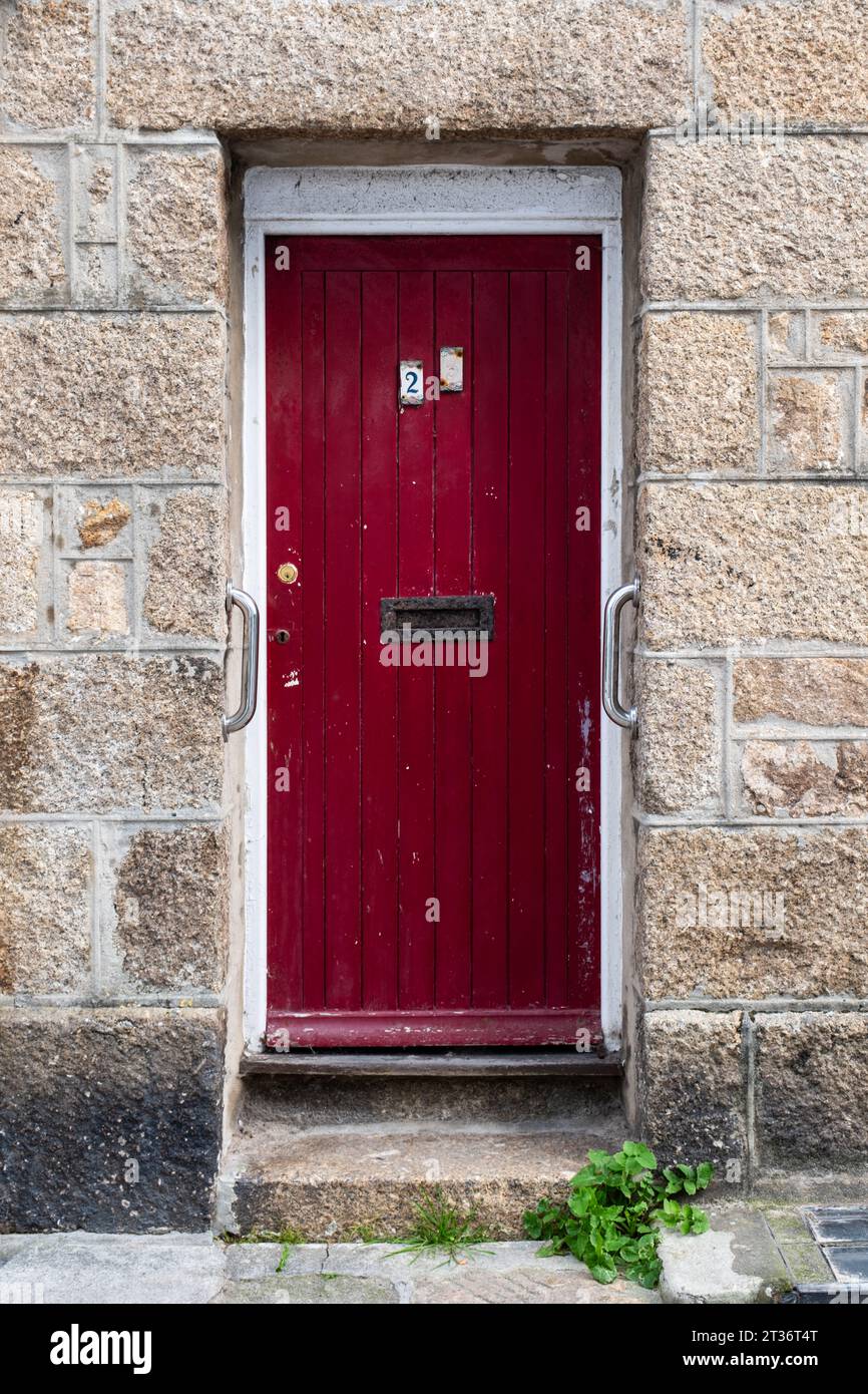 Red door house steps hi-res stock photography and images - Alamy