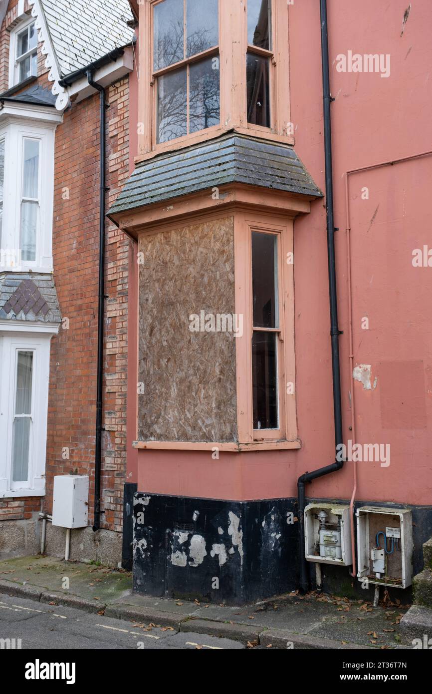 House boarded up windows hi-res stock photography and images - Alamy