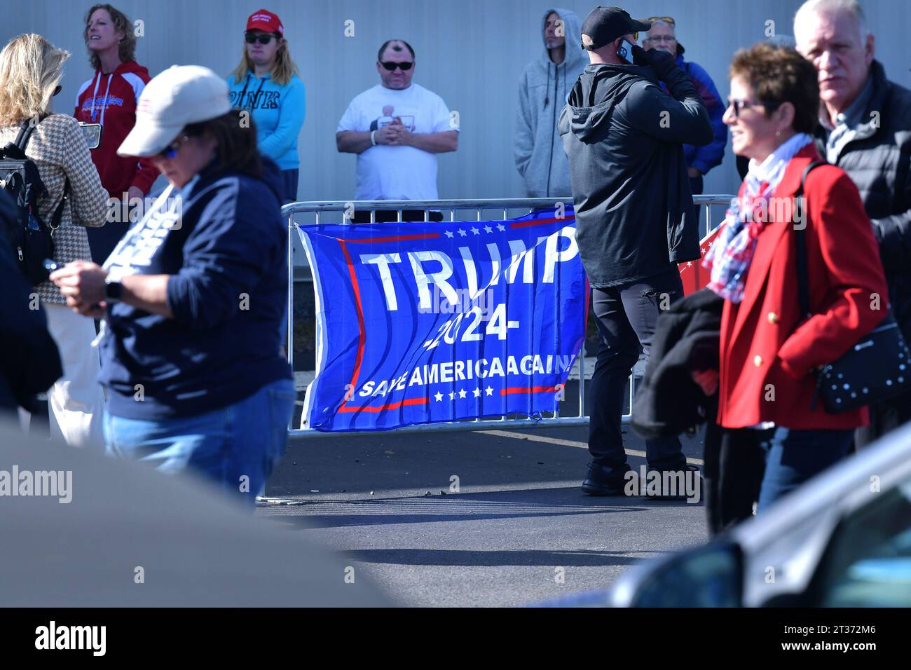 Derry, USA. 23rd Oct, 2023. Suppporters wait in line to enter a Donald ...
