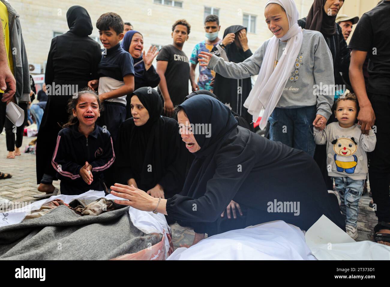 October 22, 2023: Gaza, Palestine. 23 October 2023. Families mourn the ...