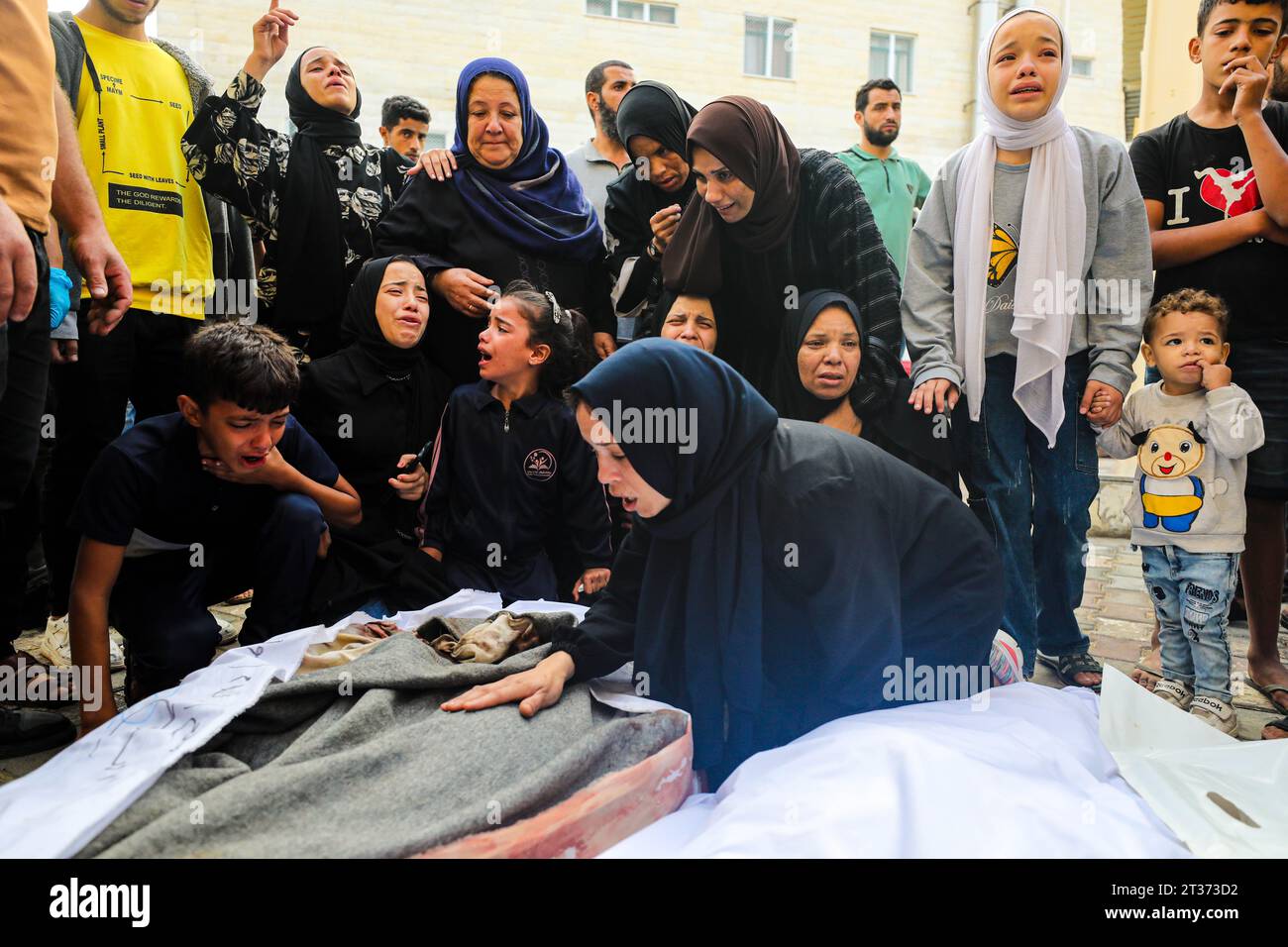 October 22, 2023: Gaza, Palestine. 23 October 2023. Families mourn the ...