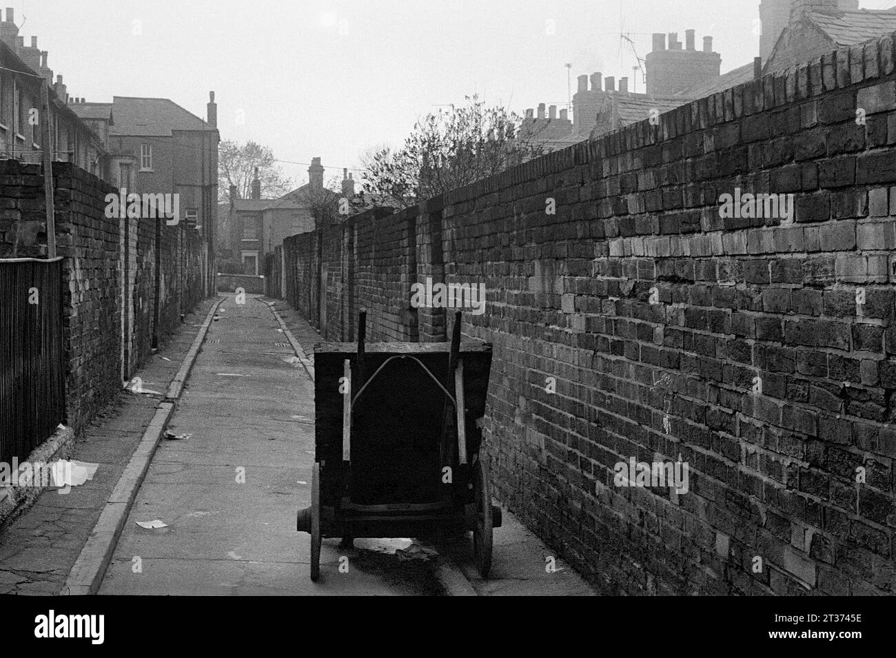 Back alley between terraced housing Black and White Stock Photos ...