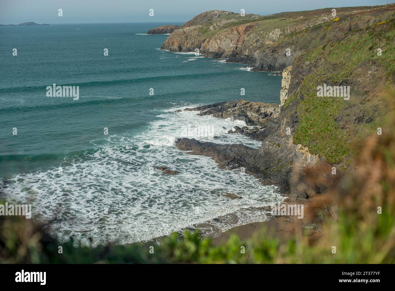 Pembrokeshire surf hi-res stock photography and images - Alamy