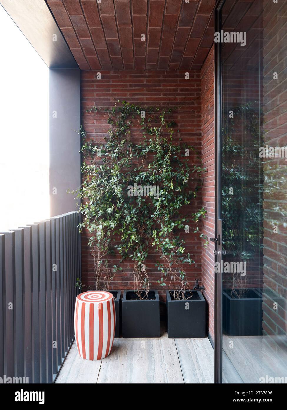 Mount row apartments hi-res stock photography and images - Alamy