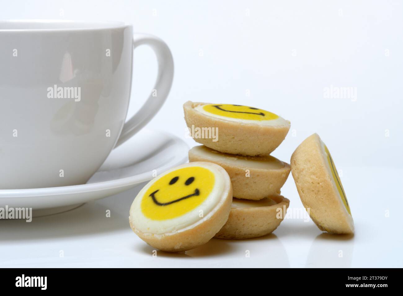 Pastry with smiley face and coffee cup, symbol Stock Photo - Alamy